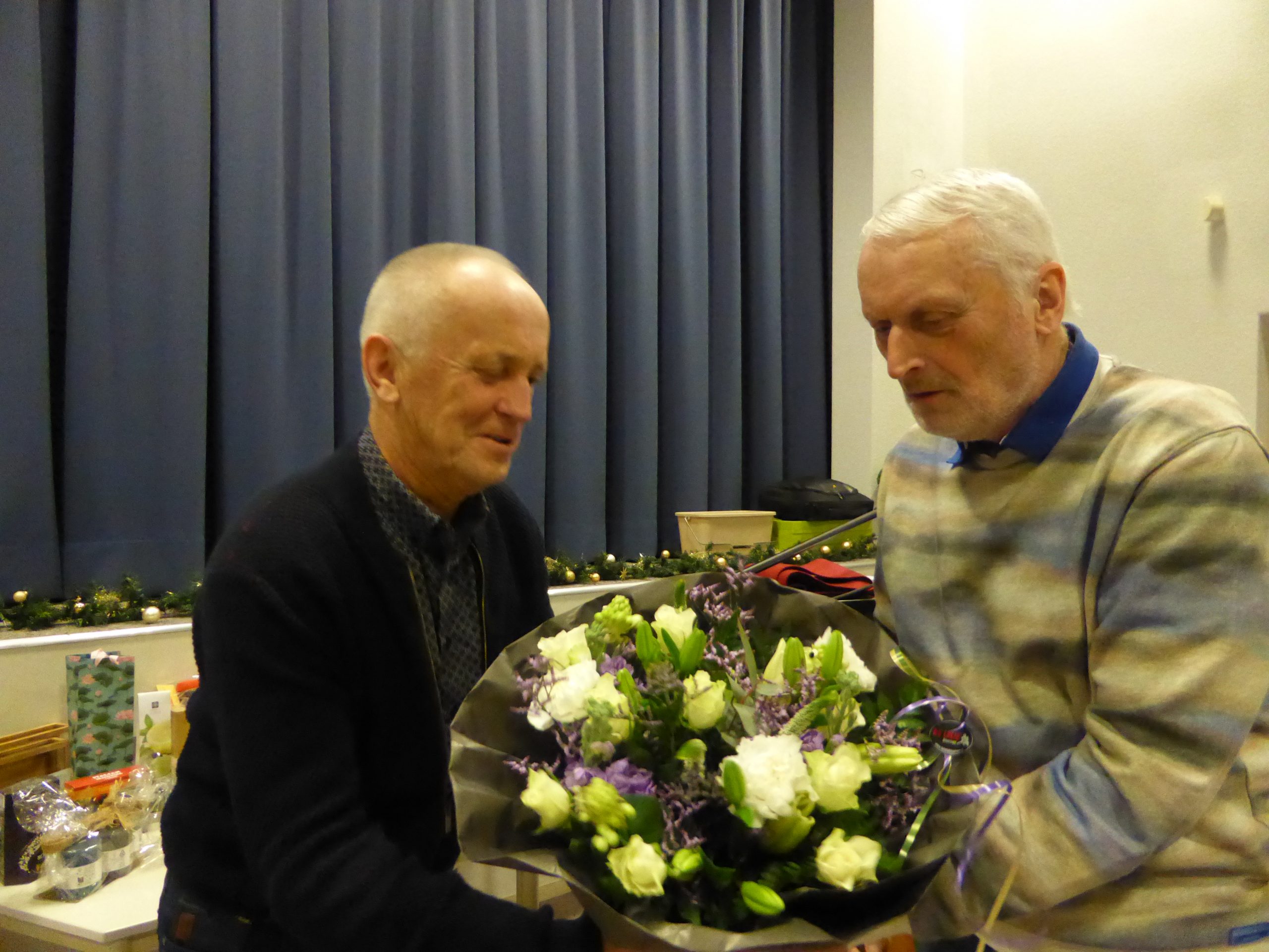 2024-08-01 Asaf huldigt jubilaris Henk Groen (2)